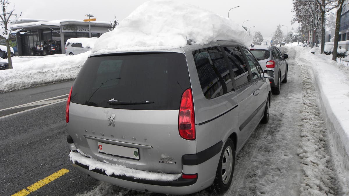 Ein halber Meter Schnee auf dem Autodach Ein halber Meter Schnee auf dem Autodach