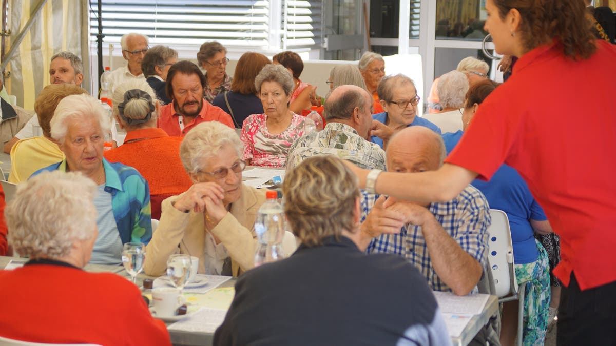 Leserbeitrag - Sommer-Gottesdienst im Rest. Hallenbad Seon Leserbeitrag - Sommer-Gottesdienst im Rest. Hallenbad Seon