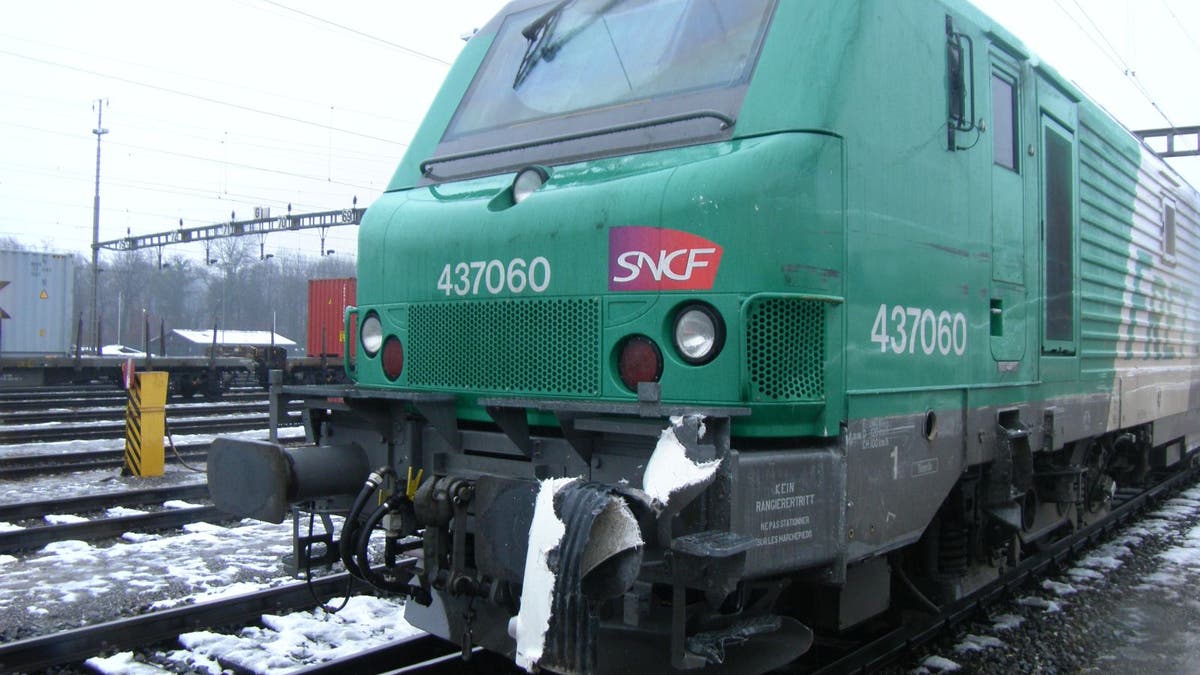 Muttenz BL - Heftige Kollision zwischen Zug und Lastwagen Muttenz BL - Heftige Kollision zwischen Zug und Lastwagen
