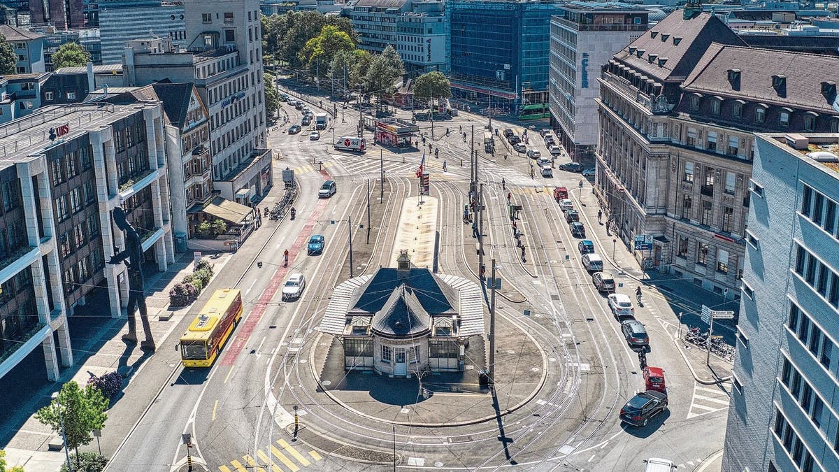 Basel - Platz für Velos und Fussgänger statt Chaos: Aeschenplatz soll ... Basel - Platz für Velos und Fussgänger statt Chaos: Aeschenplatz soll ...
